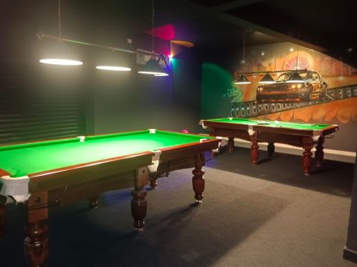 Polished Plain Commercial Billiard Pool Table For Playing Snookers at ...
